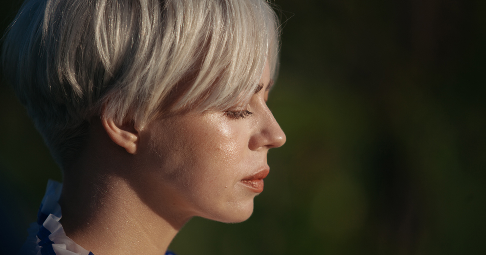 Дивіться новий кліп ONUKA – STRUM, знятий на сміттєзвалищі біля Києва — The Village Україна